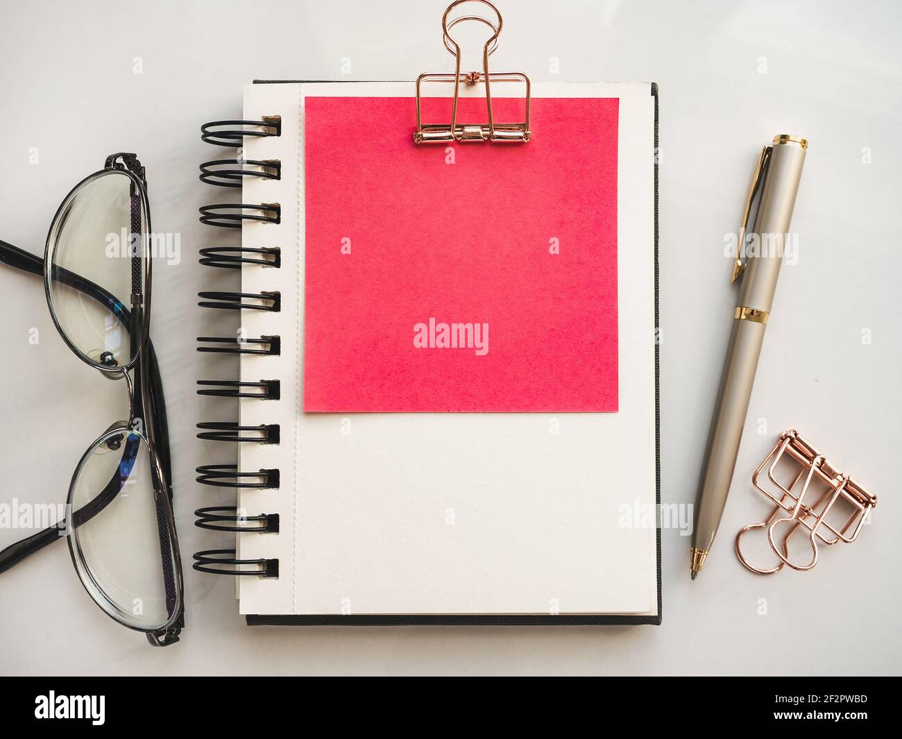 Blank notepad sheet for your congratulatory message. Close-up, view ...