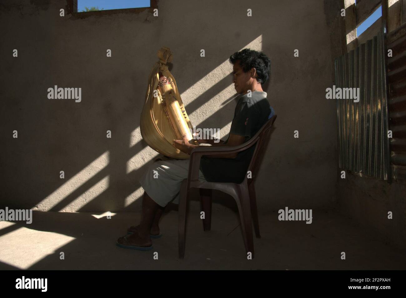 Sasando maker hi-res stock photography and images - Alamy