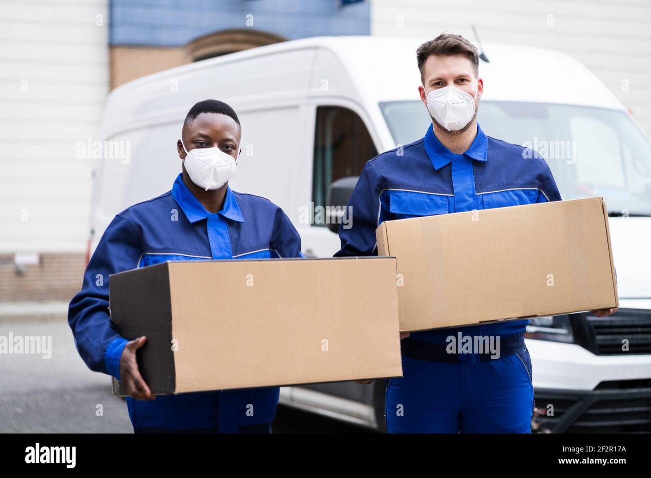 Man loading boxes van social hi-res stock photography and images - Alamy