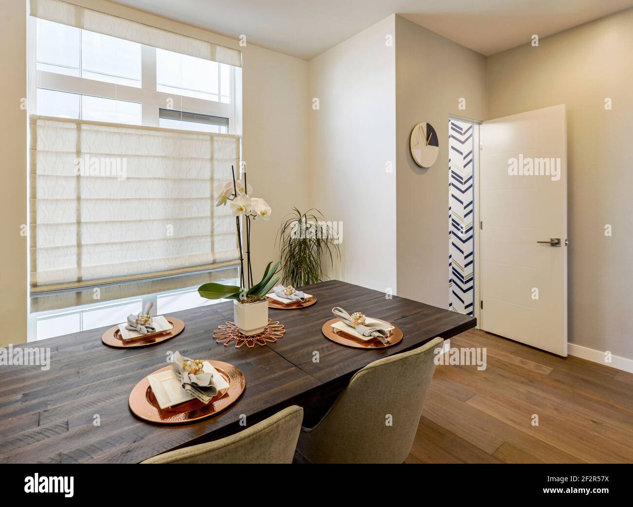 Modern residential dining room interior Stock Photo - Alamy