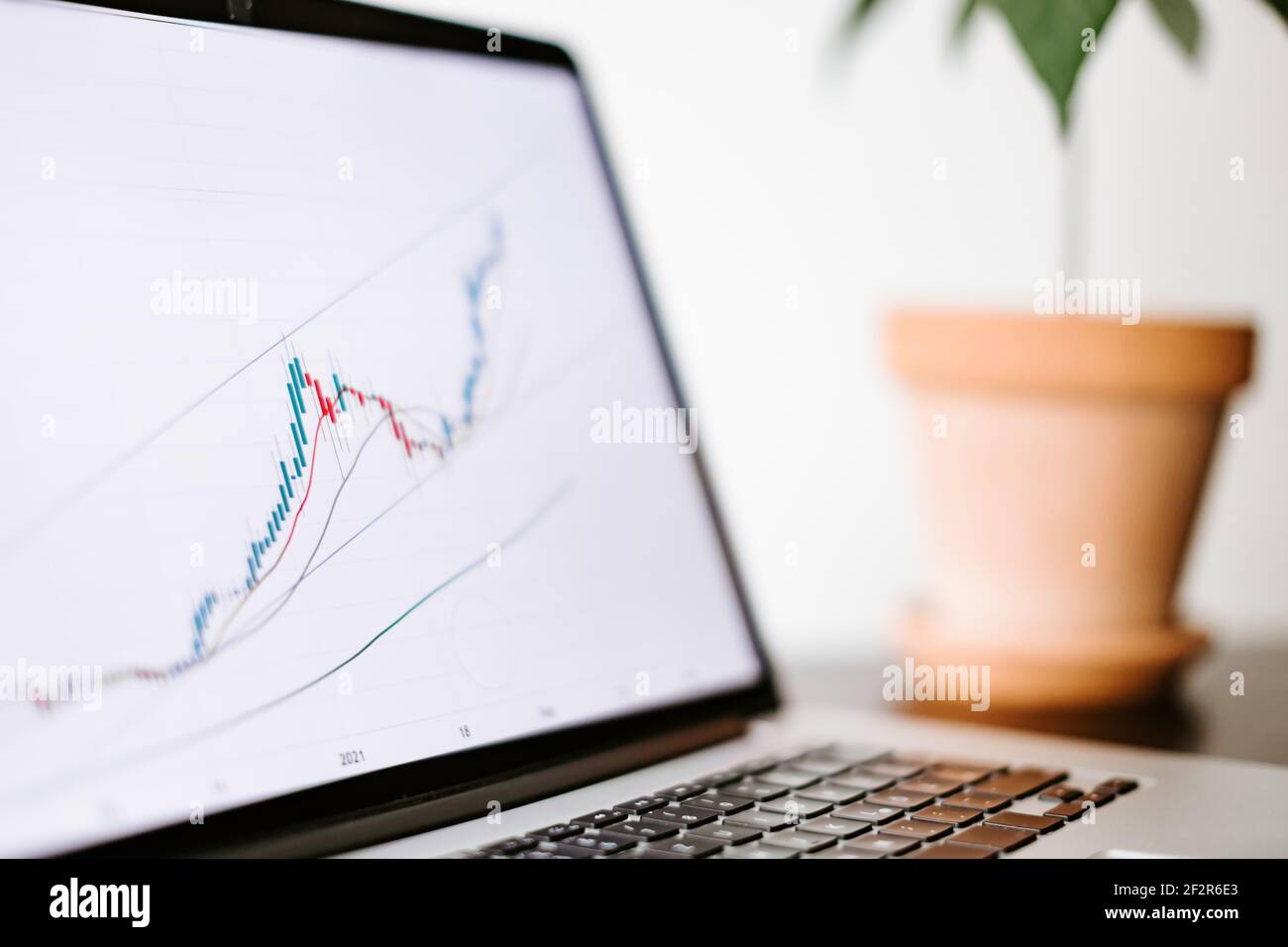 Stock market price trend graph analysis Stock Photo - Alamy