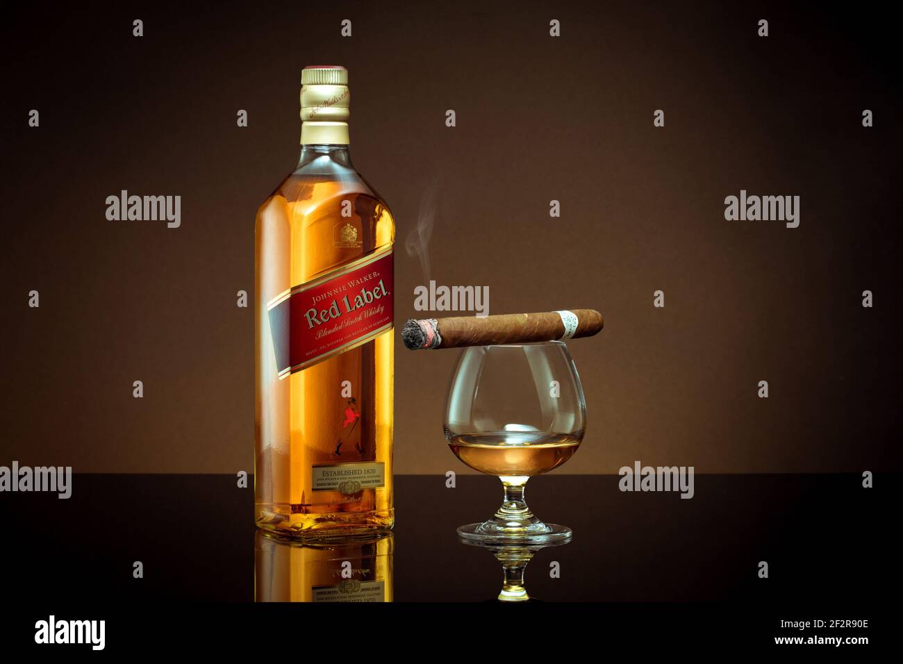 Red label cigar hi-res stock photography and images - Alamy