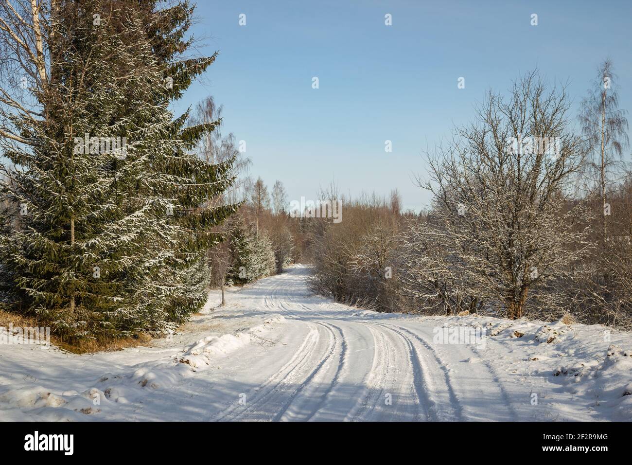 White snowy road hi-res stock photography and images - Alamy