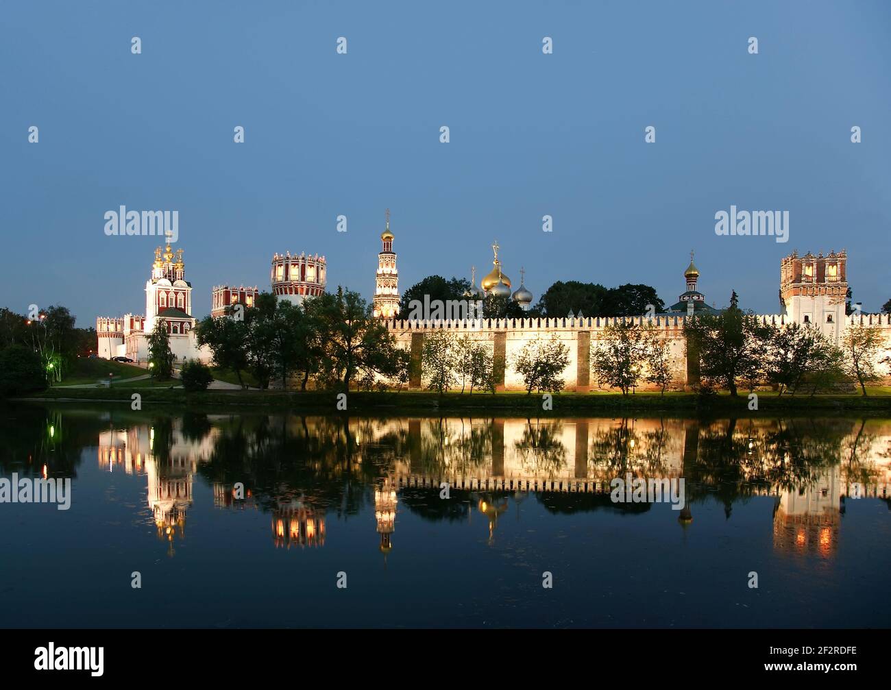 Novodevichy Convent (at night), also known as Bogoroditse-Smolensky ...