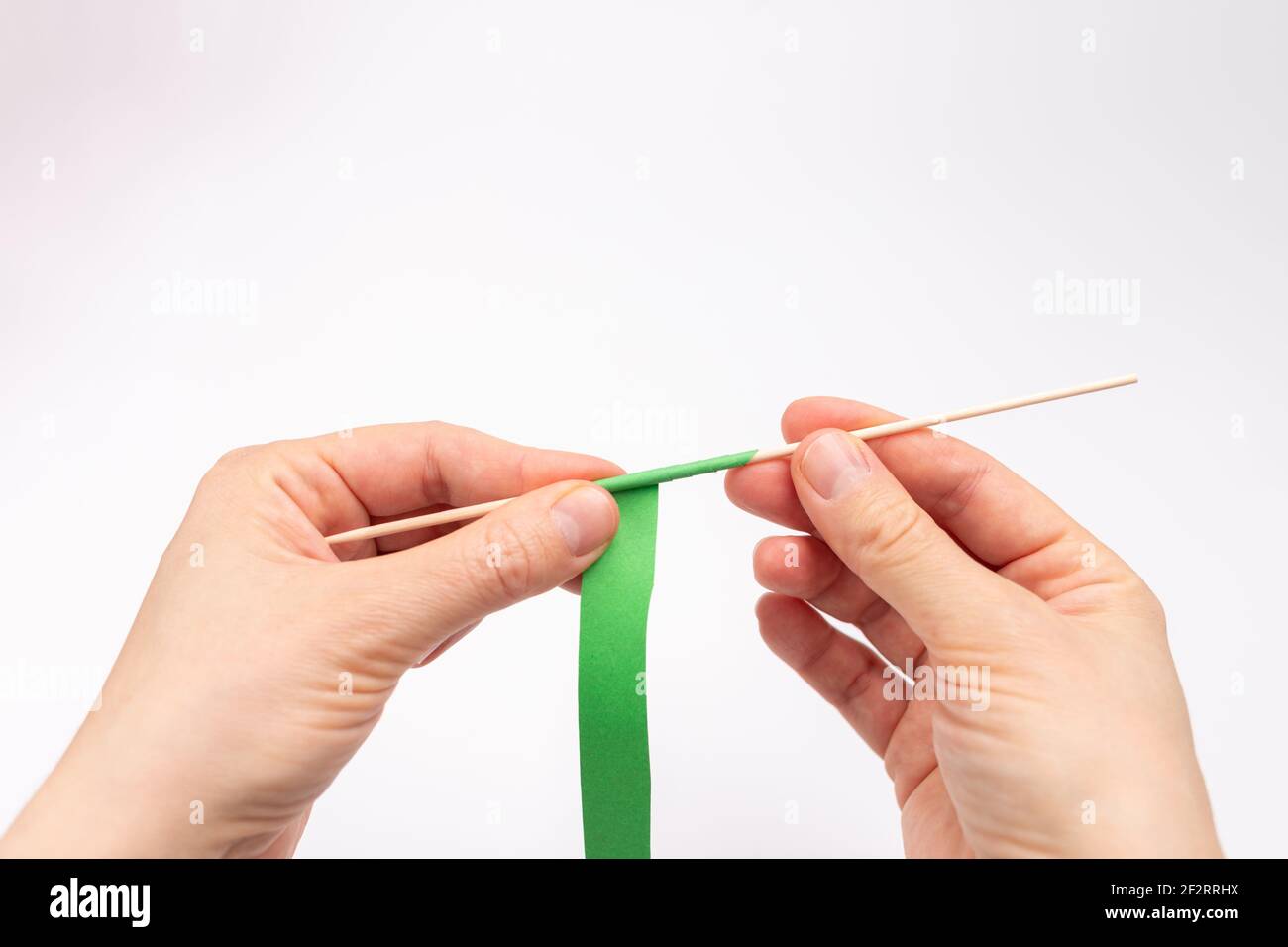 how to make a stem out of paper, twisting a green strip on a thin stick ...