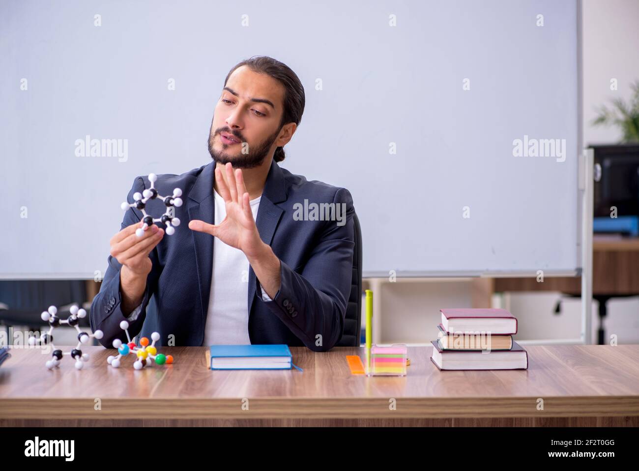 Young teacher physicist in the classroom Stock Photo - Alamy