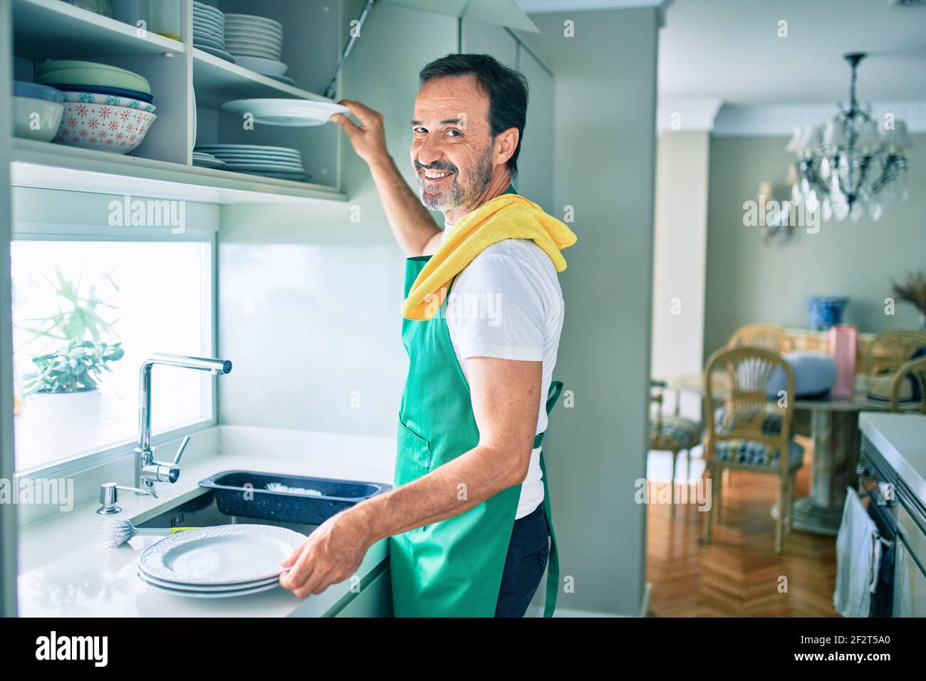 Old man sink cleaning dishes hi-res stock photography and images - Alamy