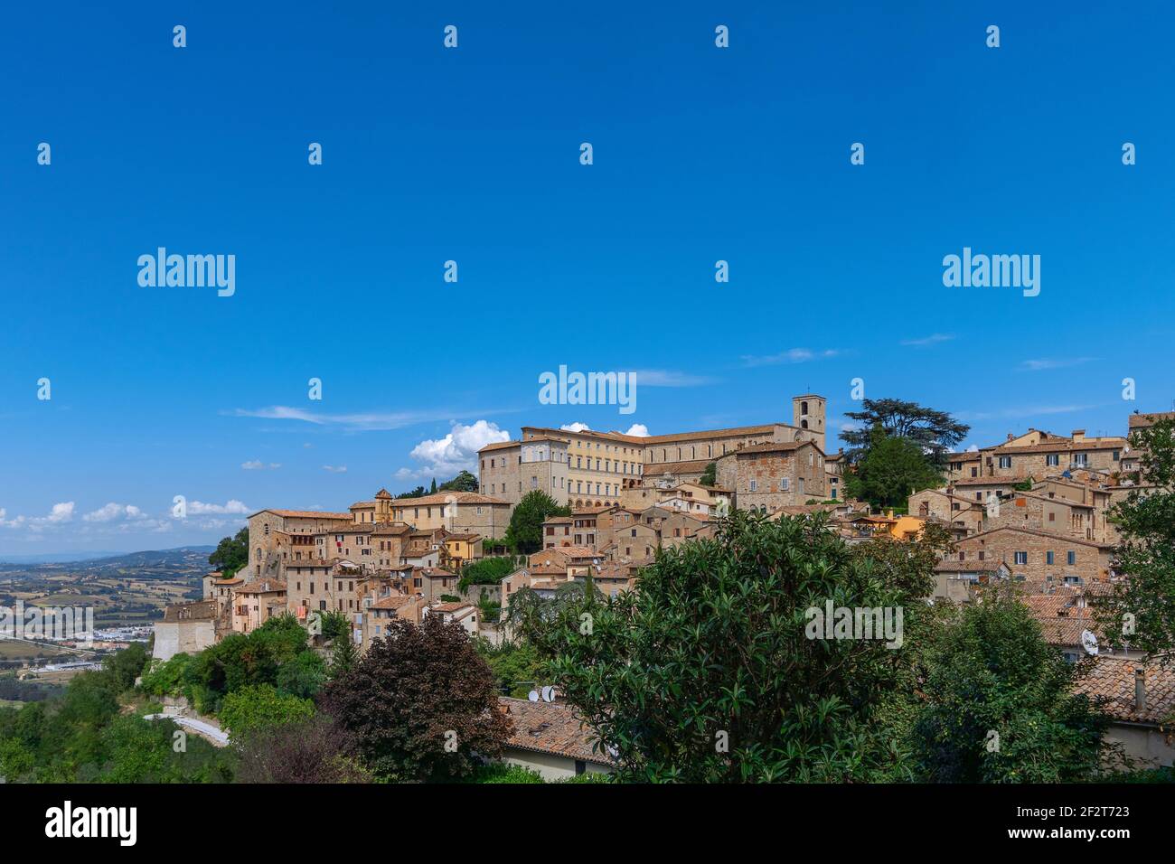 Todi (Umbria, Italy) View of the medieval hill town Stock Photo - Alamy