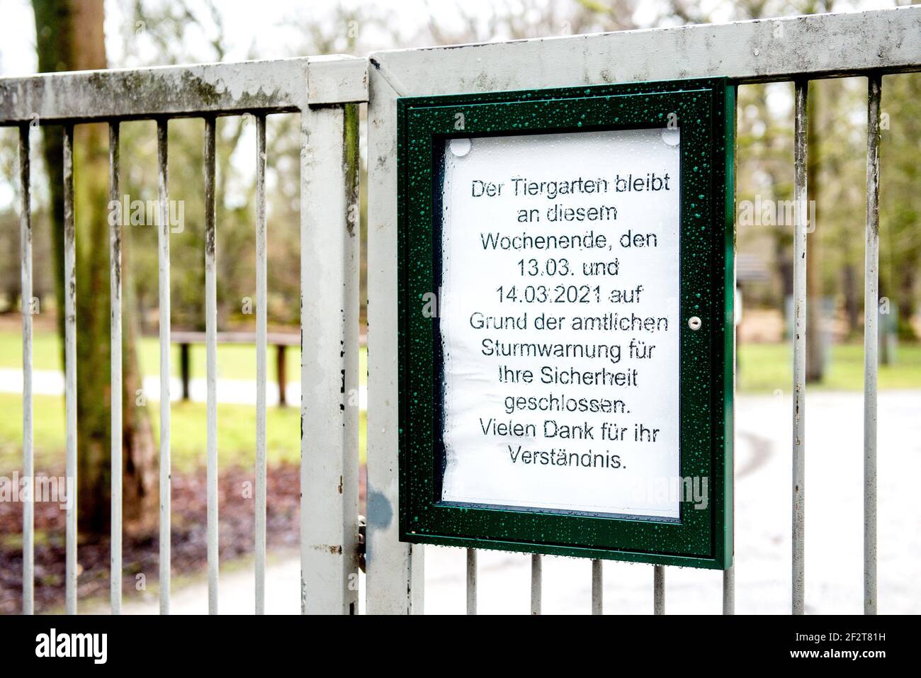 Warning signs zoo hi-res stock photography and images - Alamy