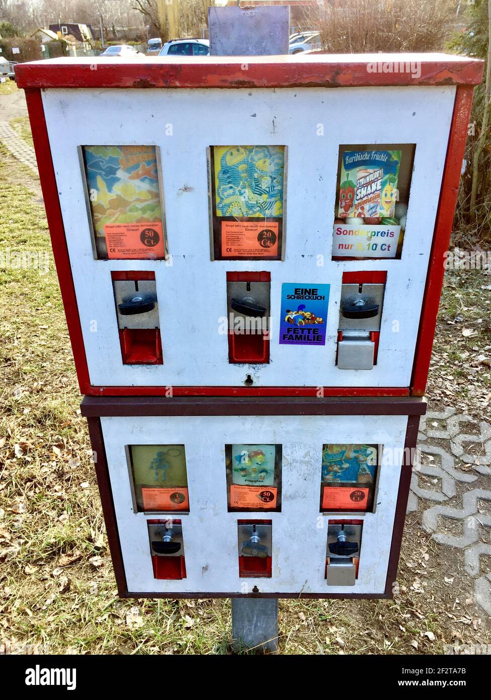 Old vending machine hi-res stock photography and images - Alamy