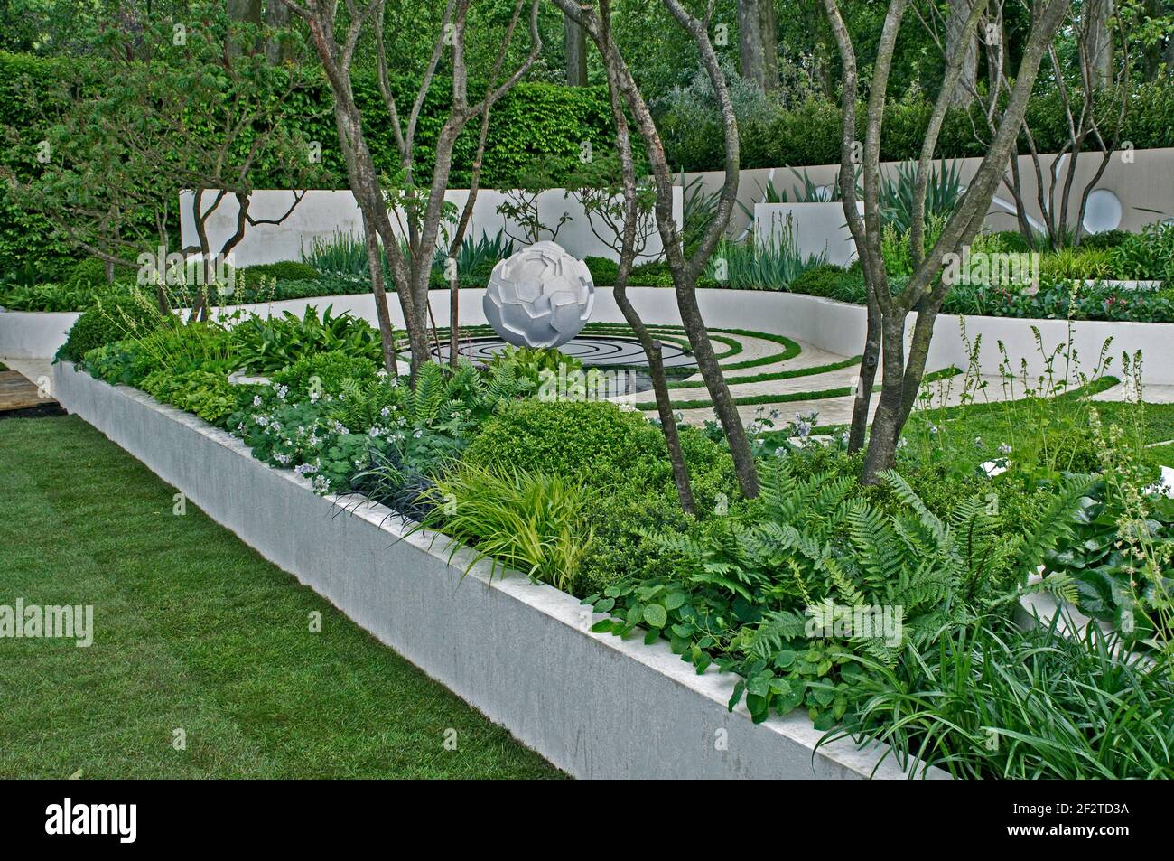 Modern water garden with sculpture feature and raised beds Stock Photo ...