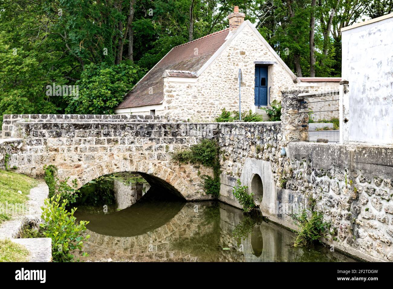 Chevreuse village hi-res stock photography and images - Alamy