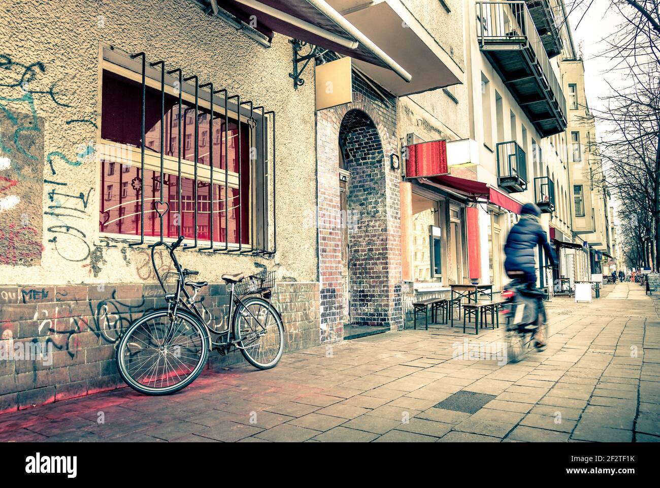 Retro road cyclist hi-res stock photography and images - Alamy