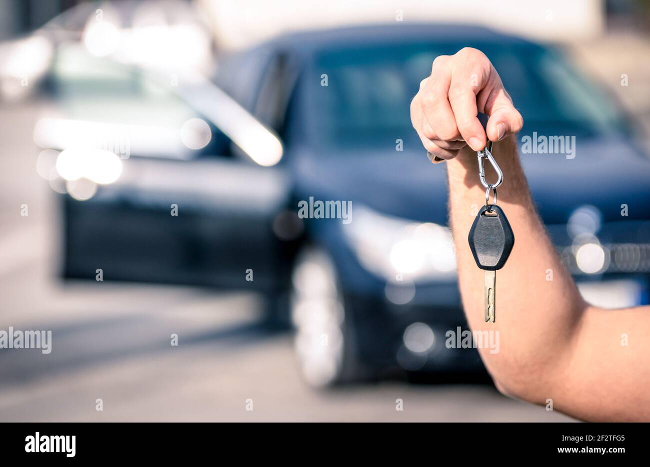 Car keys hand hi-res stock photography and images - Alamy