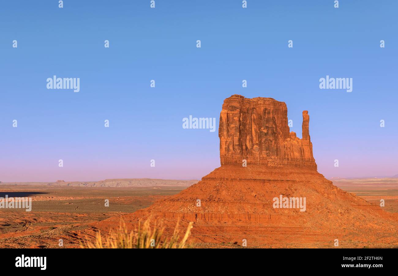 Beautiful sunset over famous Butte of Monument Valley on the border ...
