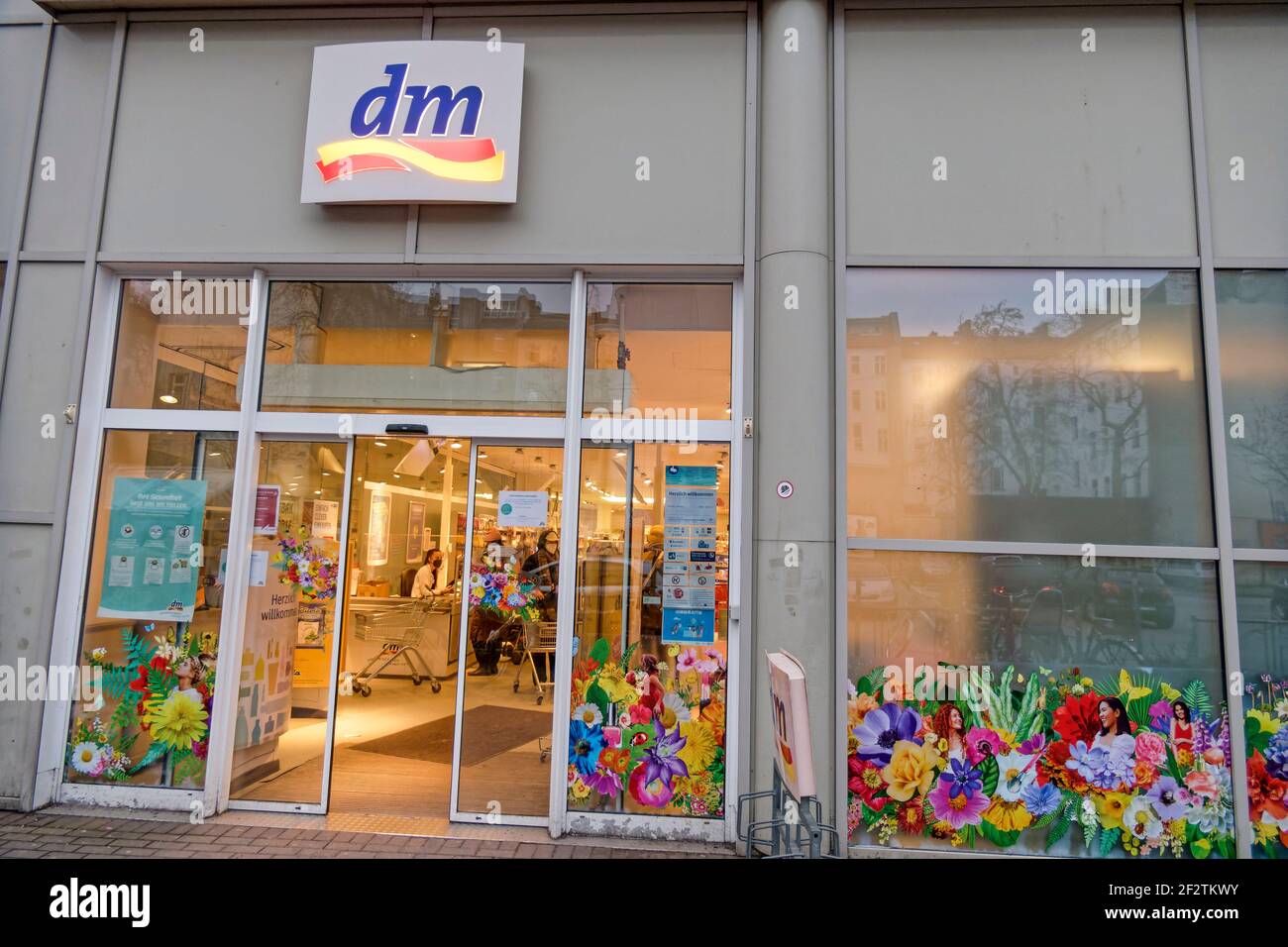 dm Drogeriemarkt, Aussenaufnahme, Hasenheide, Berlin-Neukoelln ...