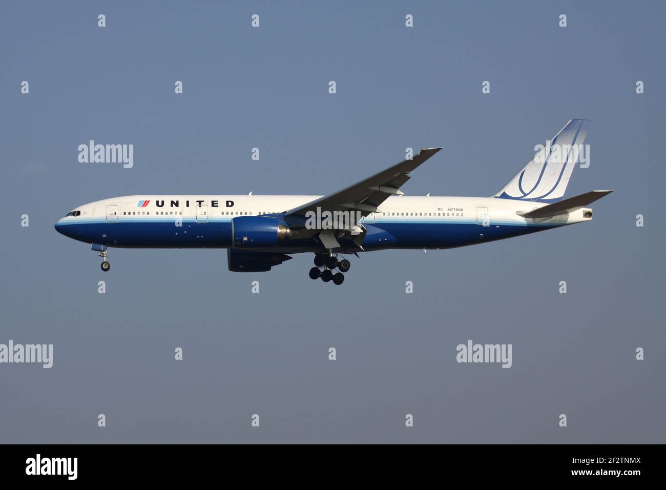 United Airlines Boeing 777-200 with registration N776UA on final for ...