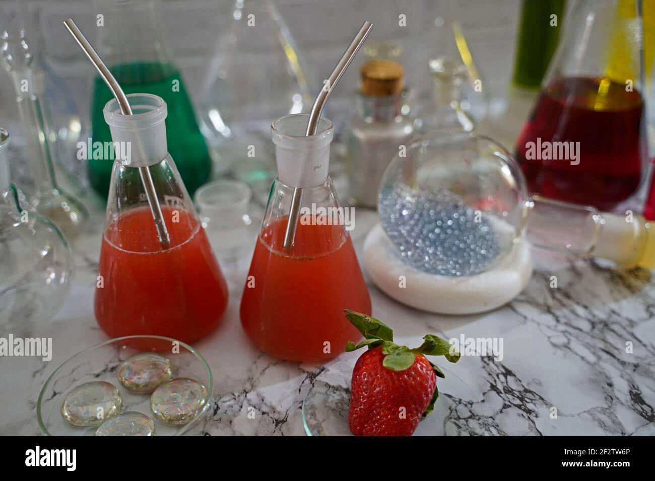 Round bottom flask hi-res stock photography and images - Alamy