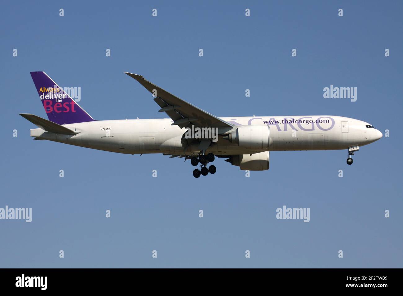 Boeing boeing 777 thai cargo hi-res stock photography and images - Alamy