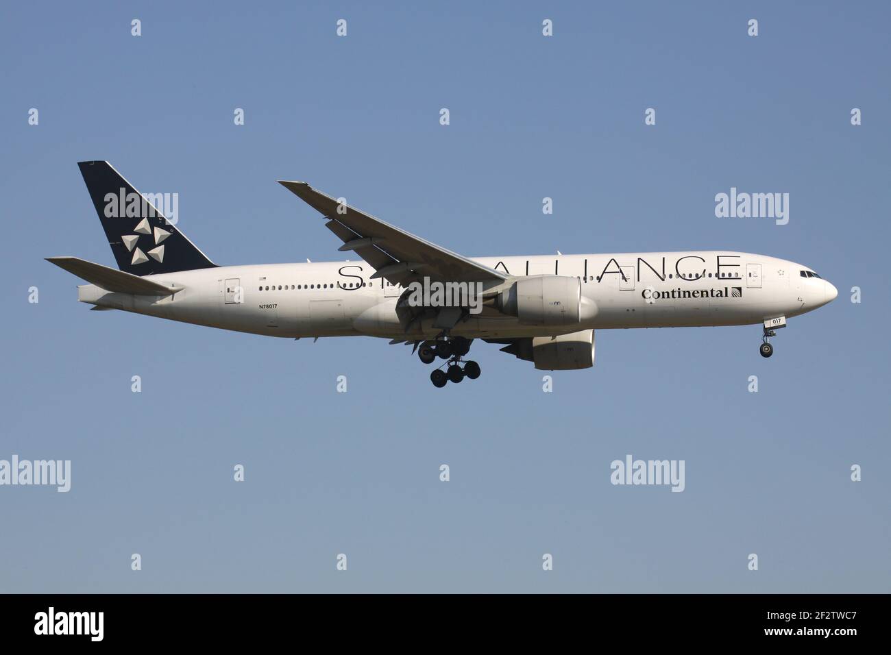 Continental Airlines Boeing 777-200 in Star Alliance livery with ...