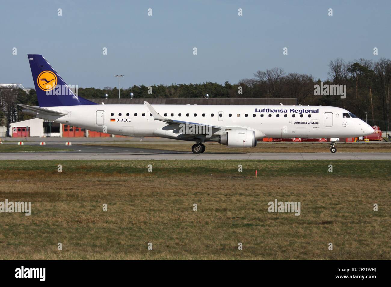 Embraer e190 regional jet hi-res stock photography and images - Alamy