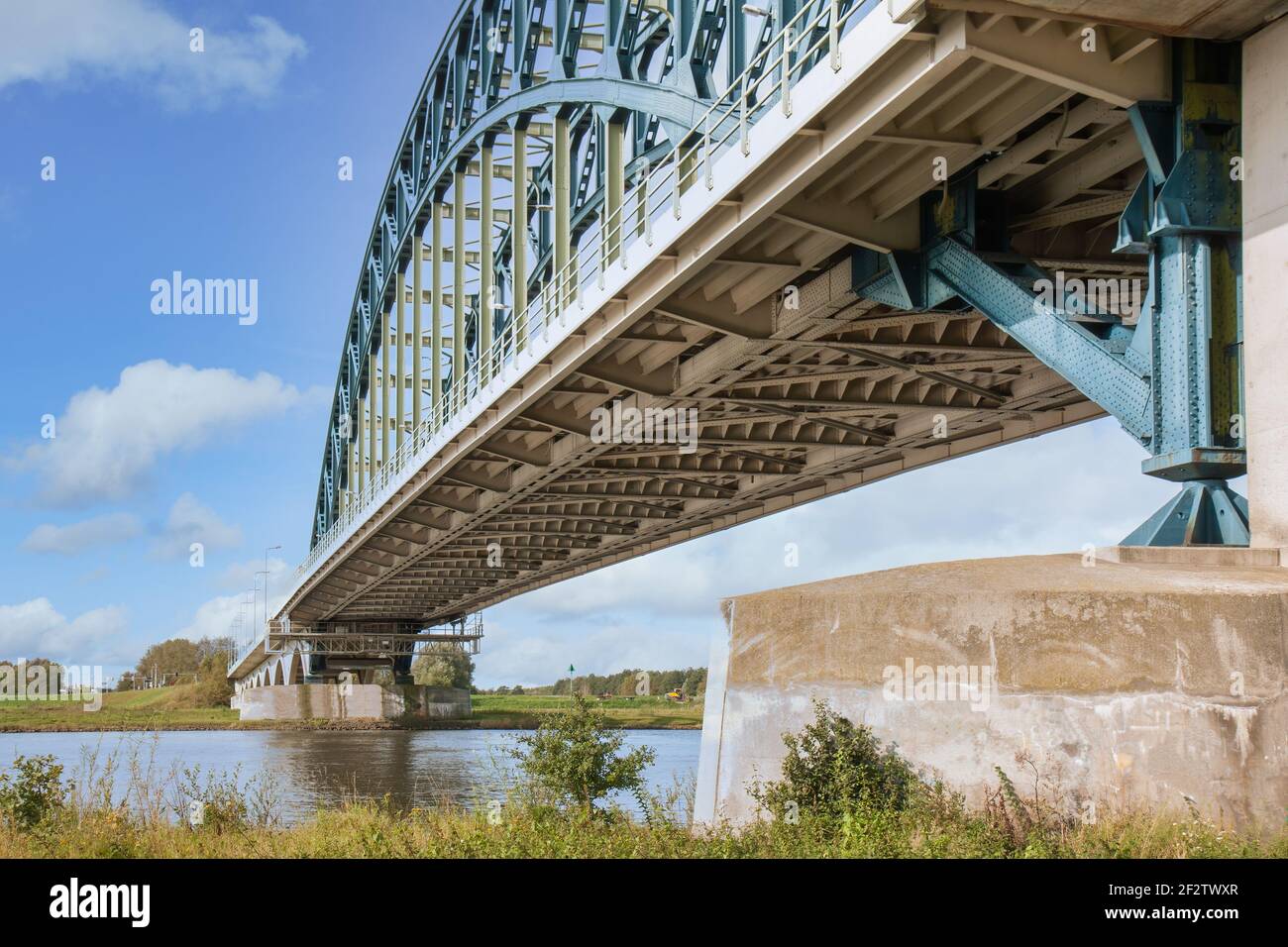 Iron arch road bridge hi-res stock photography and images - Alamy