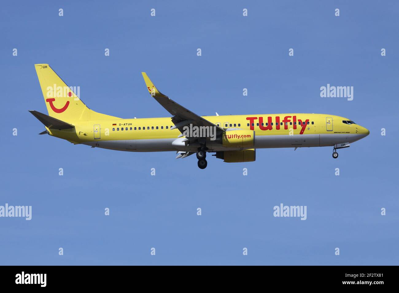 German TUIfly Boeing 737-800 with registration D-ATUH on final for ...