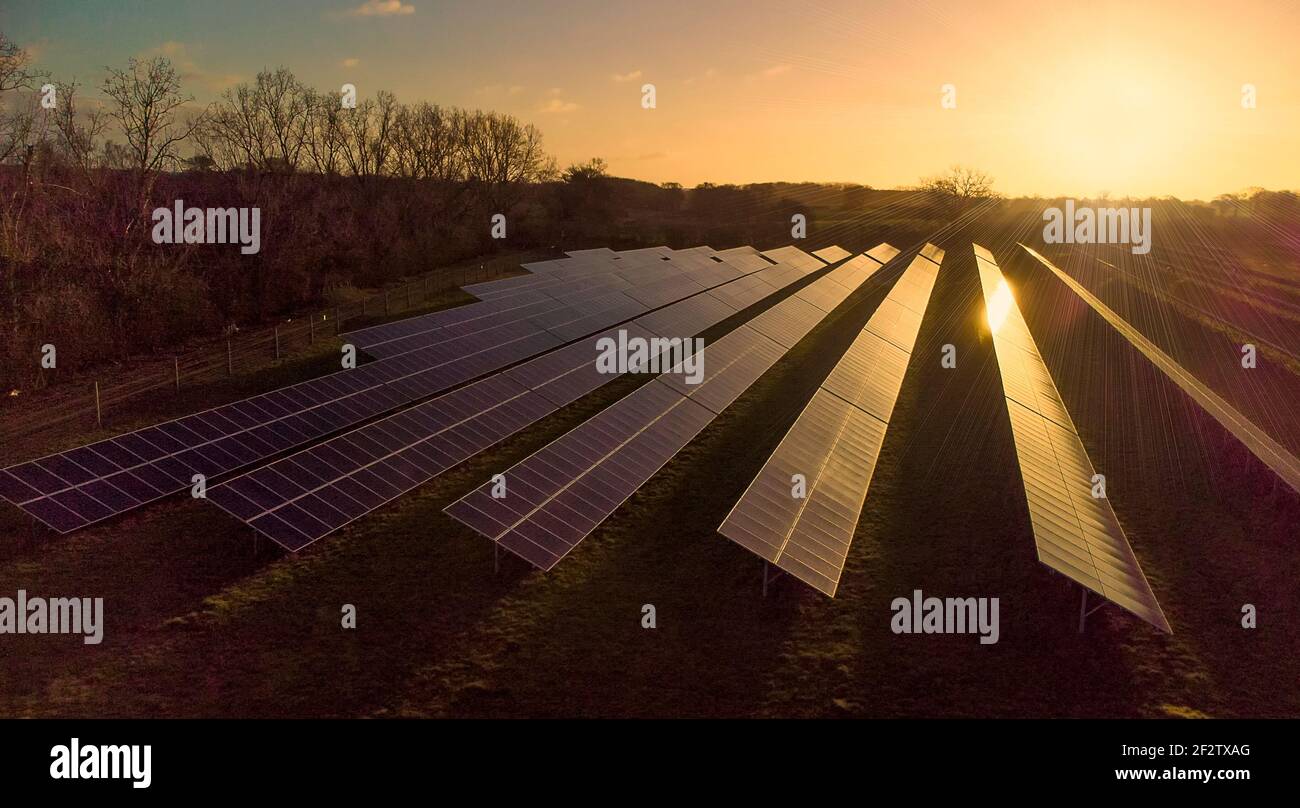 Solar farm uk sunset hi-res stock photography and images - Alamy