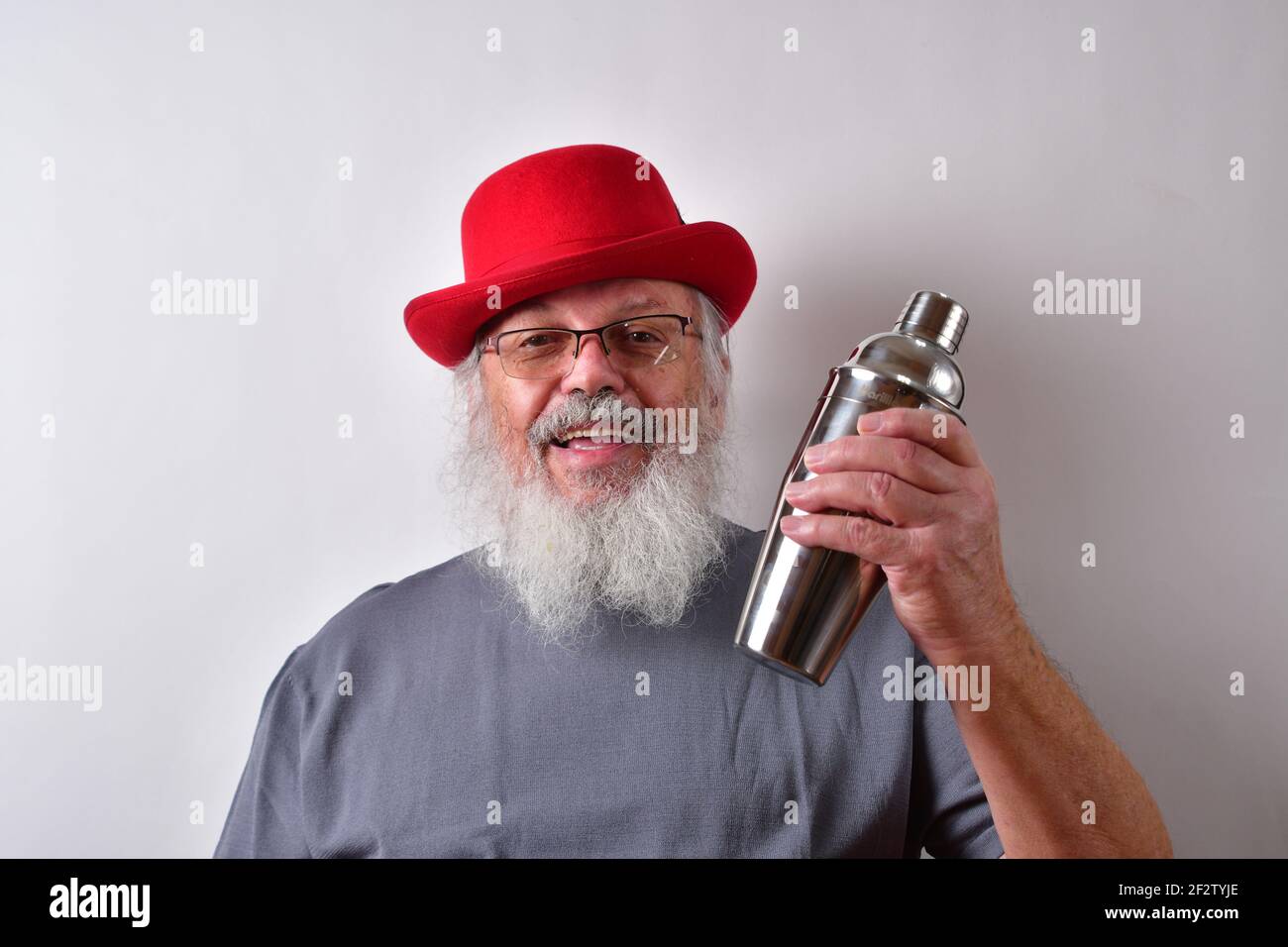 Man cocktail shaking hi-res stock photography and images - Alamy