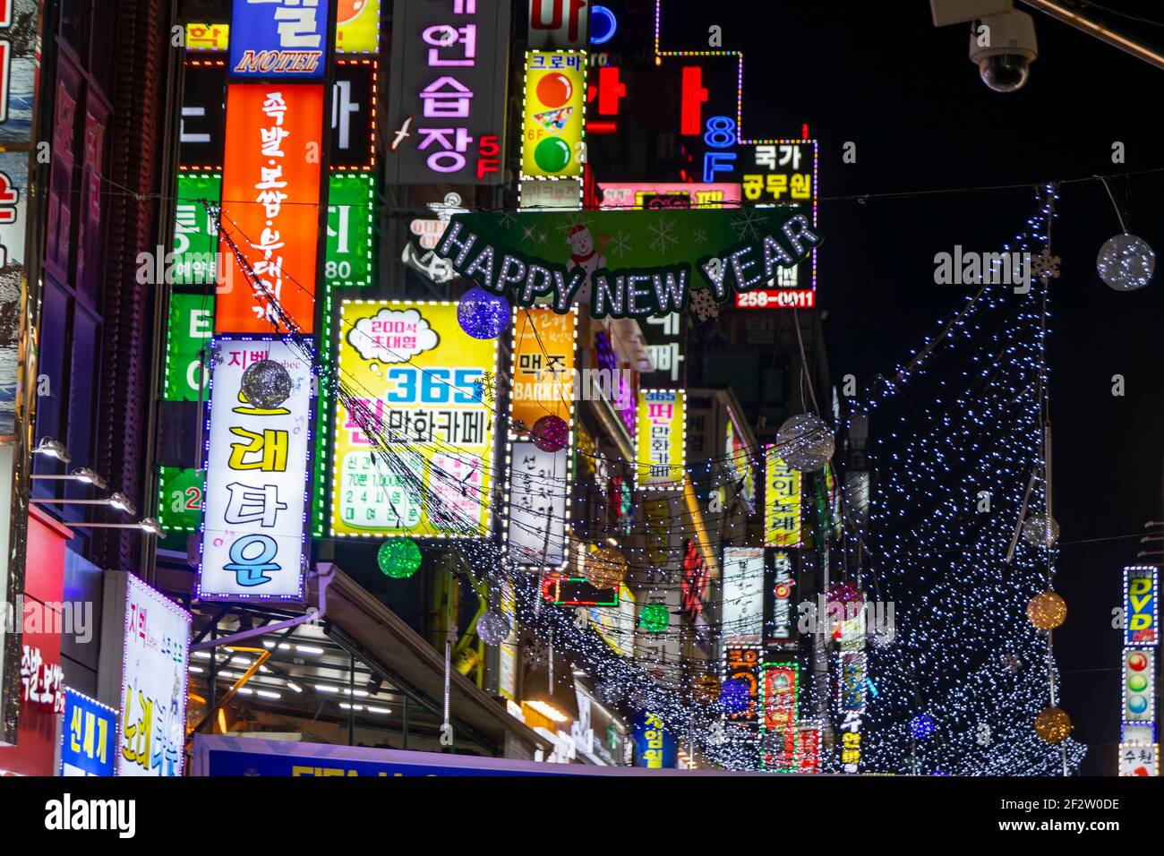 Suwon, South Korea. 28th May, 2017. Illuminated signs and colourful ...
