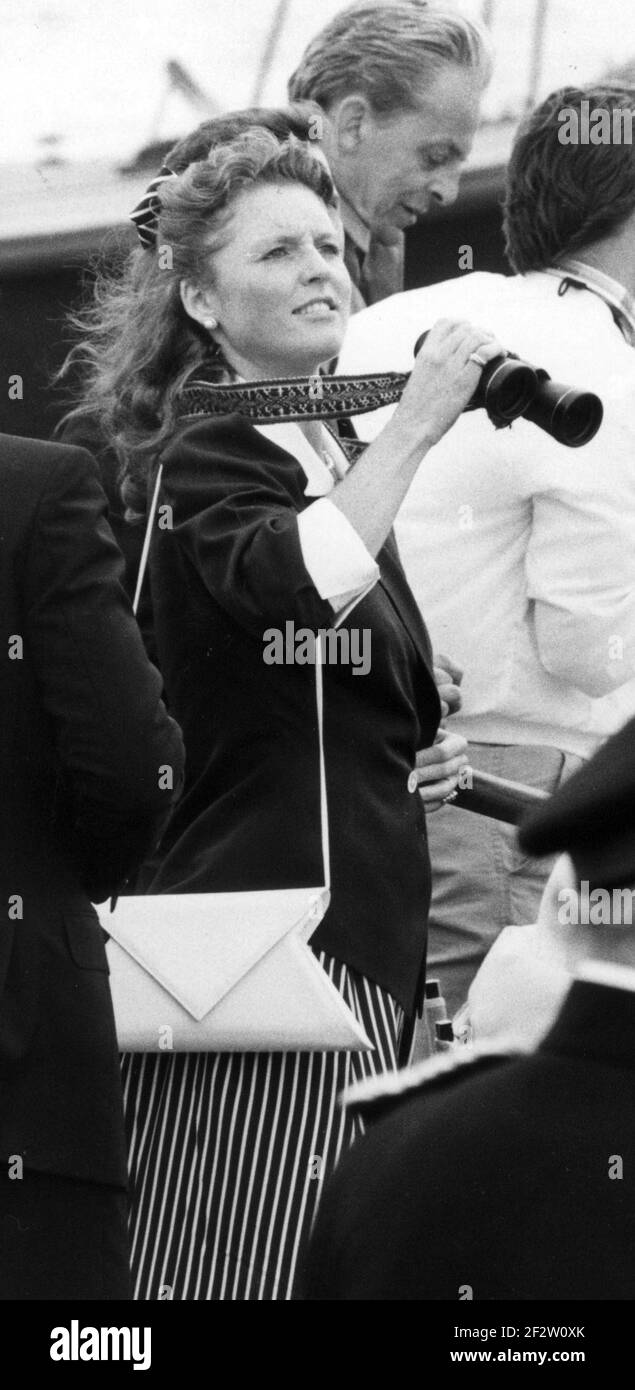 SARAH FERGUSON WATCHES THE SCHNEIDER TROPHY AIR RACE, IOW. 1984 PIC ...