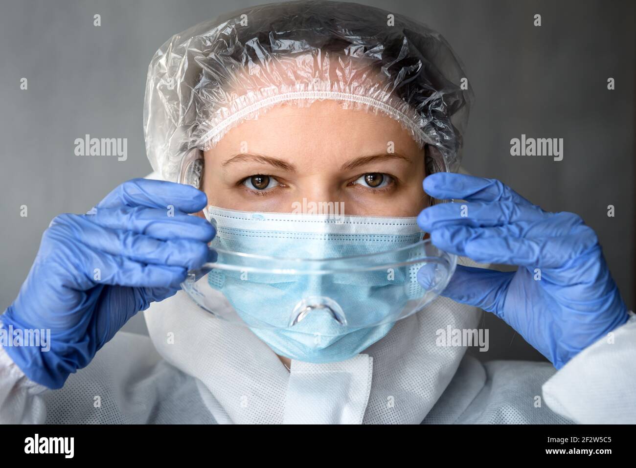 Doctor protective respirator on face hi-res stock photography and ...
