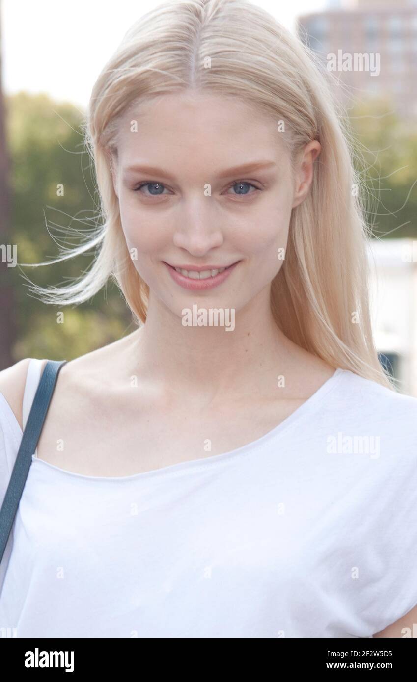 Beauty portrait of fashion model. Beauty portrait No Makeup. Clean Skin ...