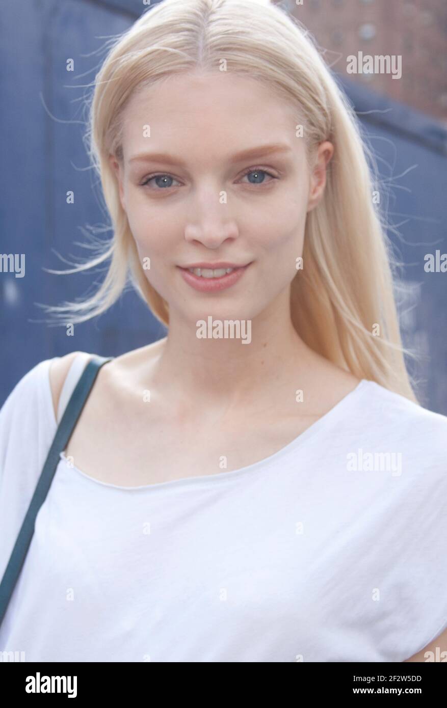 Beauty portrait of fashion model. Beauty portrait No Makeup. Clean Skin ...