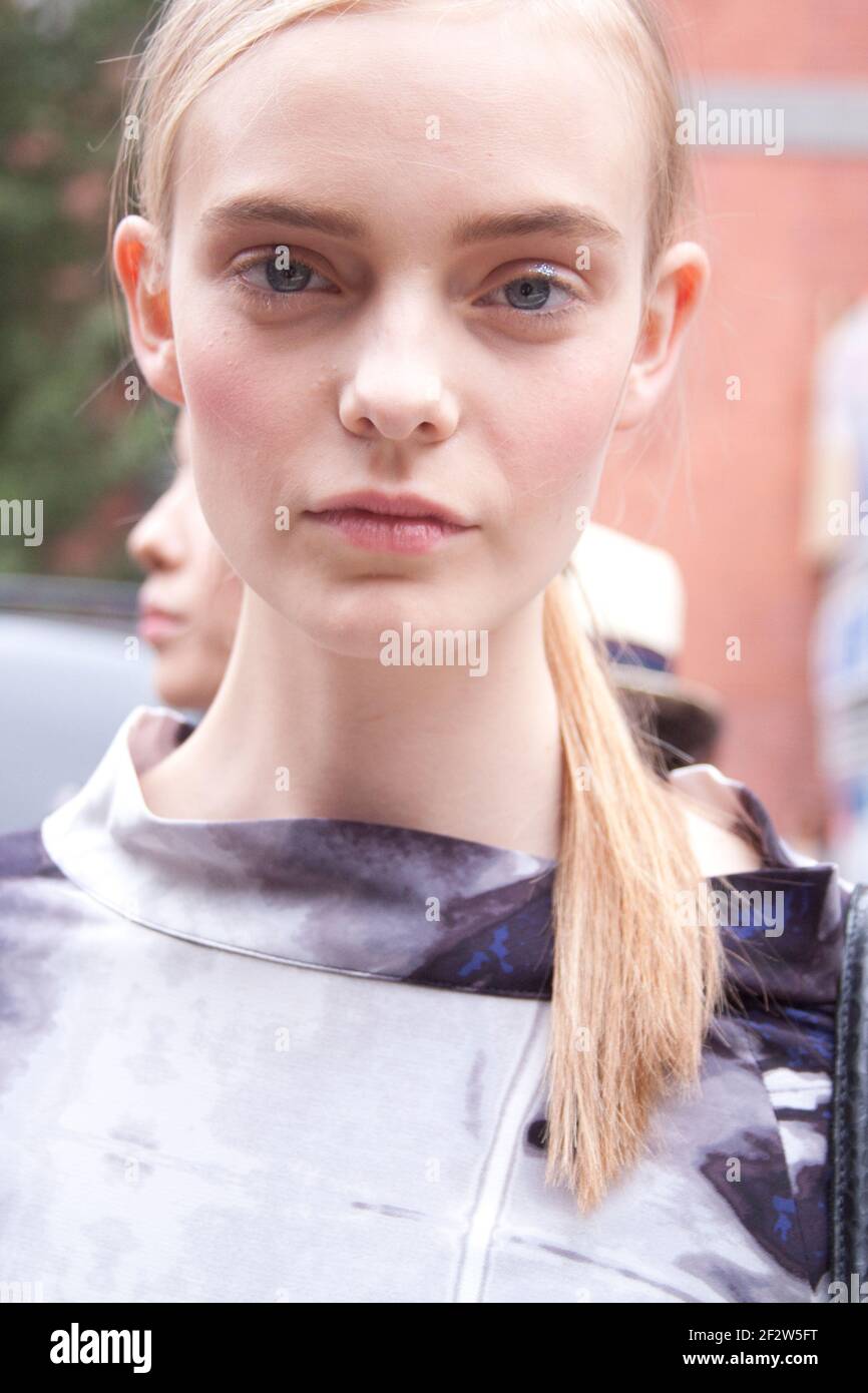 Beauty portrait of fashion model. Beauty portrait No Makeup. Clean Skin ...