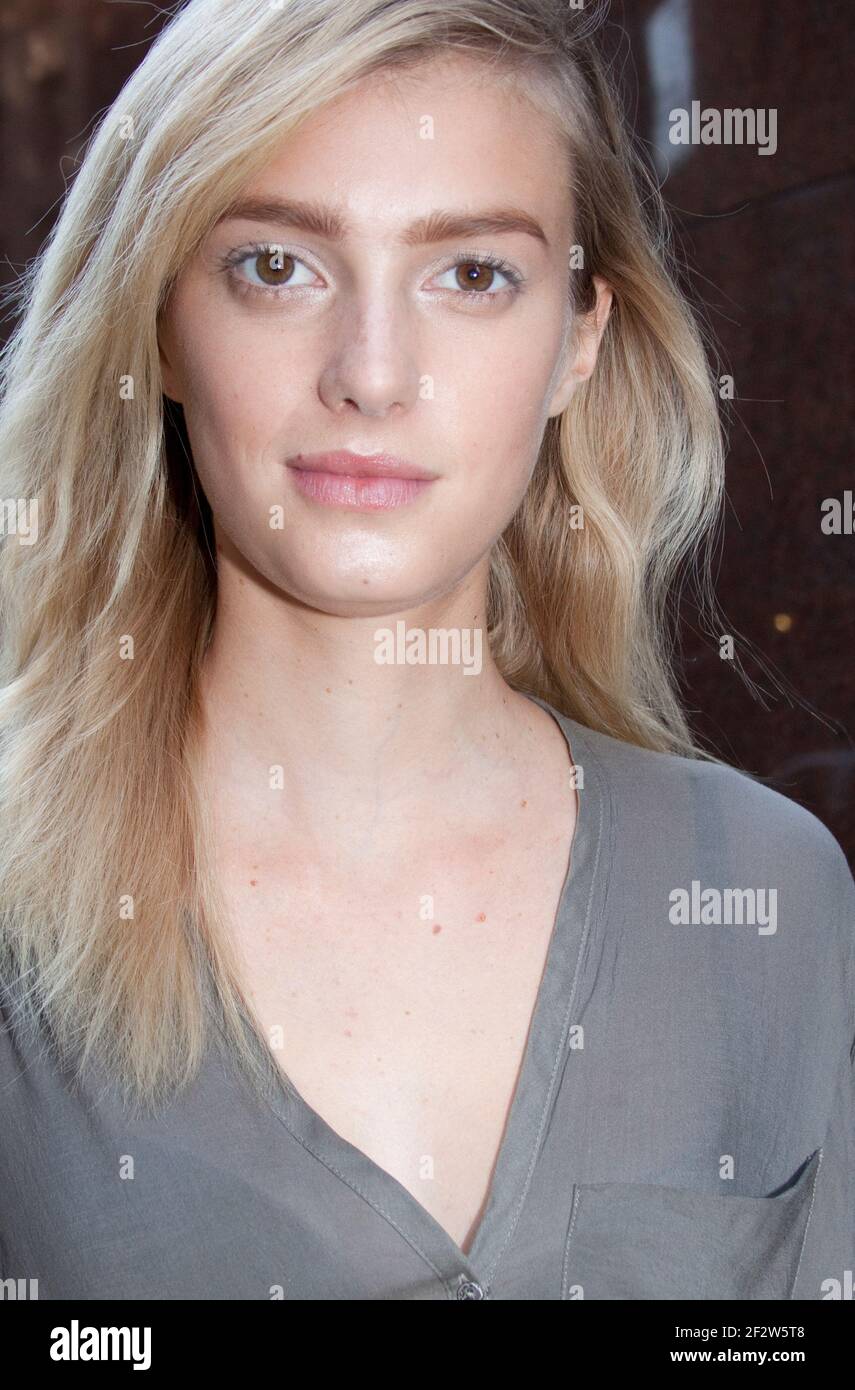 Beauty portrait of fashion model. Beauty portrait No Makeup. Clean Skin ...