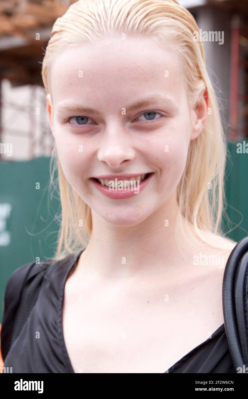 Beauty portrait of fashion model. Beauty portrait No Makeup. Clean Skin ...