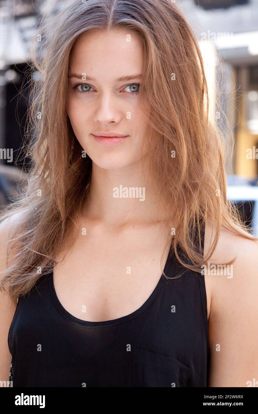 Beauty portrait of fashion model. Beauty portrait No Makeup. Clean Skin ...