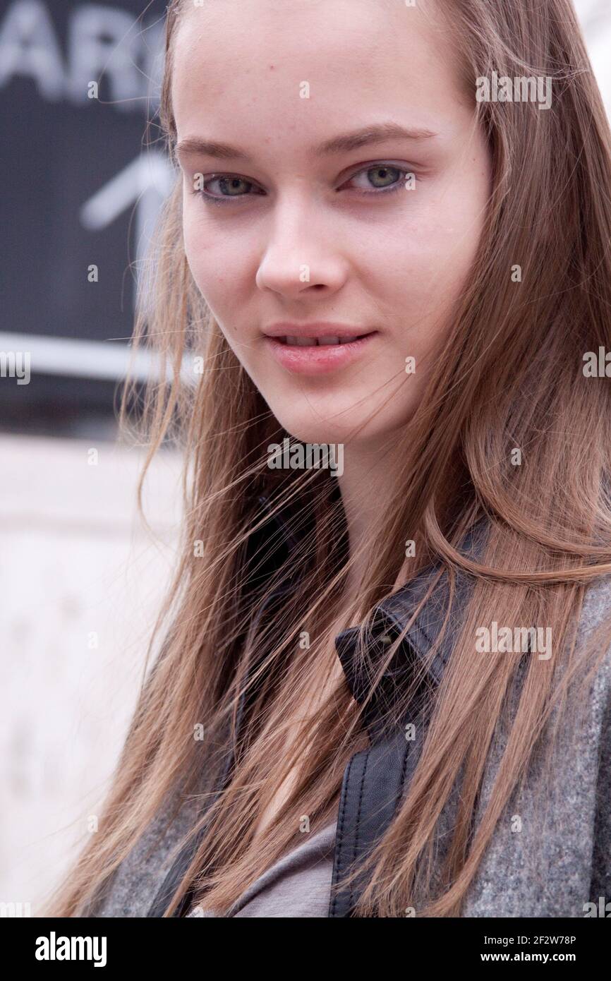 Beauty portrait of fashion model. Beauty portrait No Makeup. Clean Skin ...