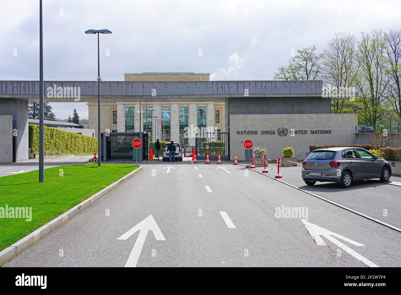Entrance united nations headquarters building hi-res stock photography ...