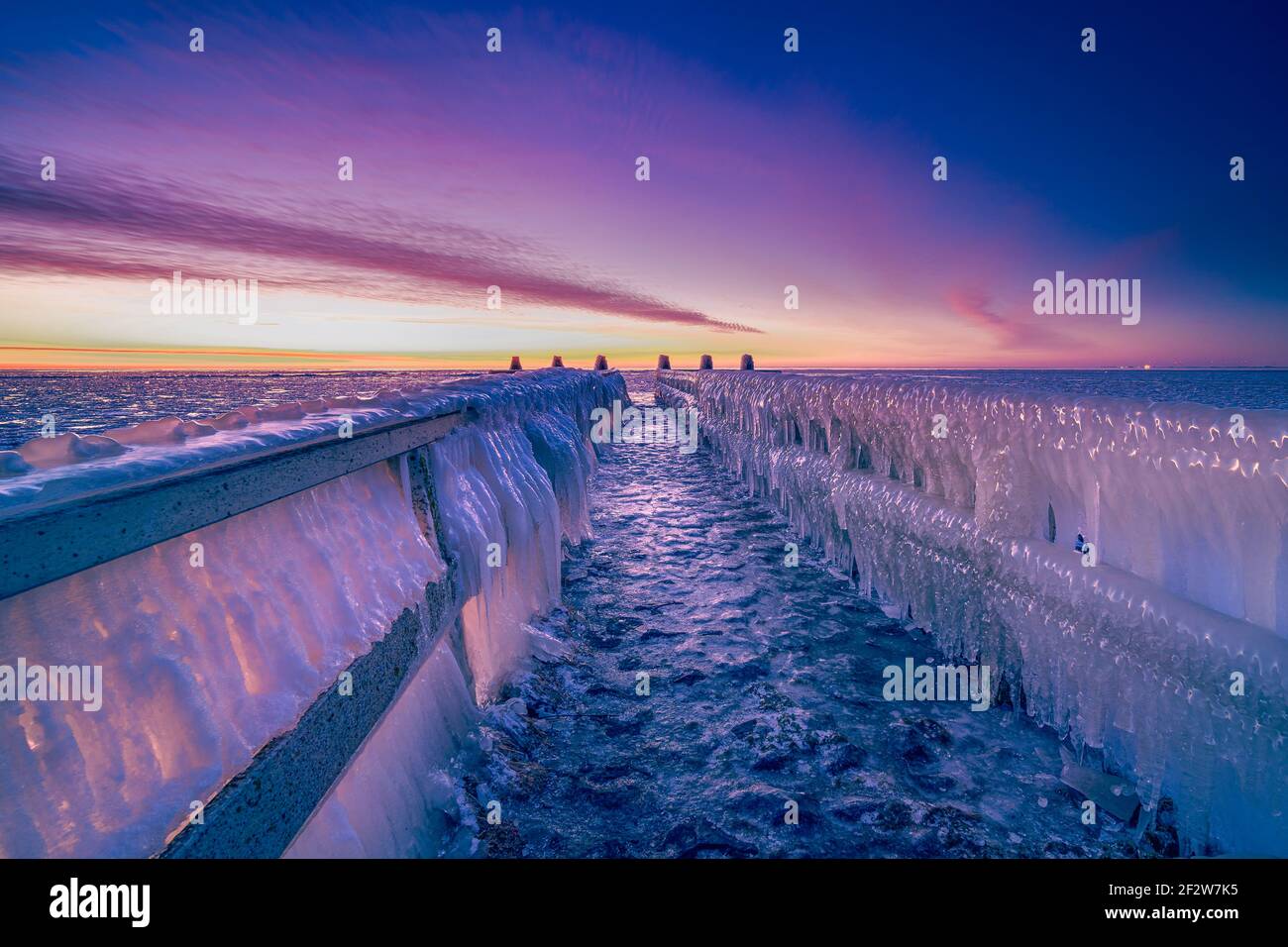 White icing wave hi-res stock photography and images - Alamy