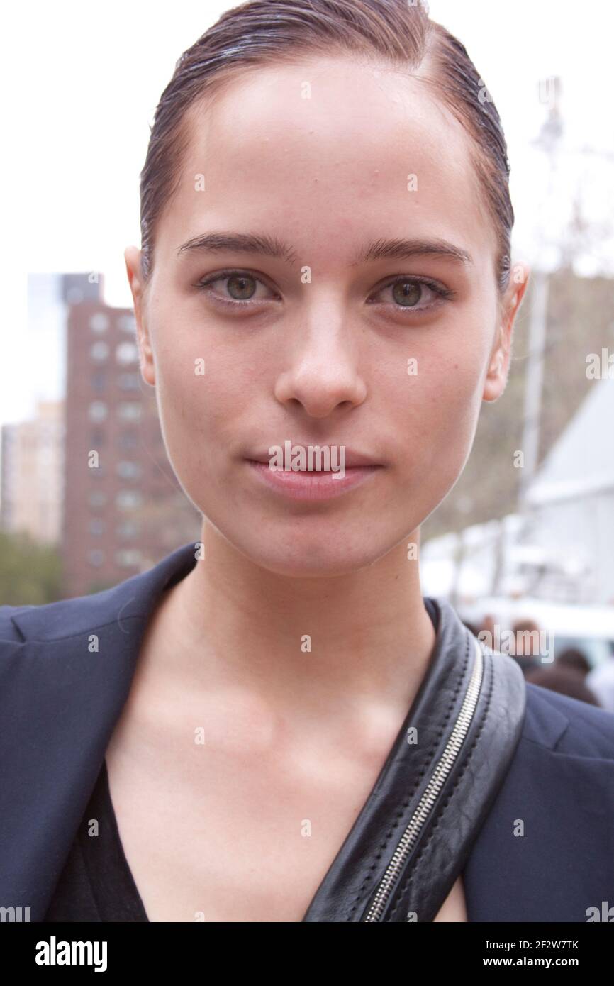 Beauty portrait of fashion model. Beauty portrait No Makeup. Clean Skin ...