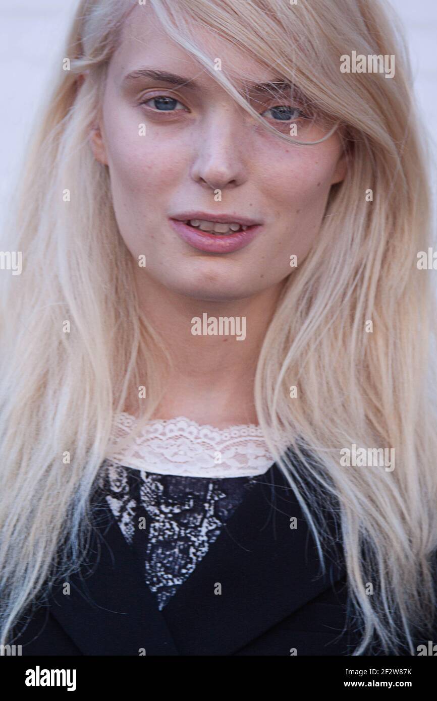 Beauty portrait of fashion model. Beauty portrait No Makeup. Clean Skin ...