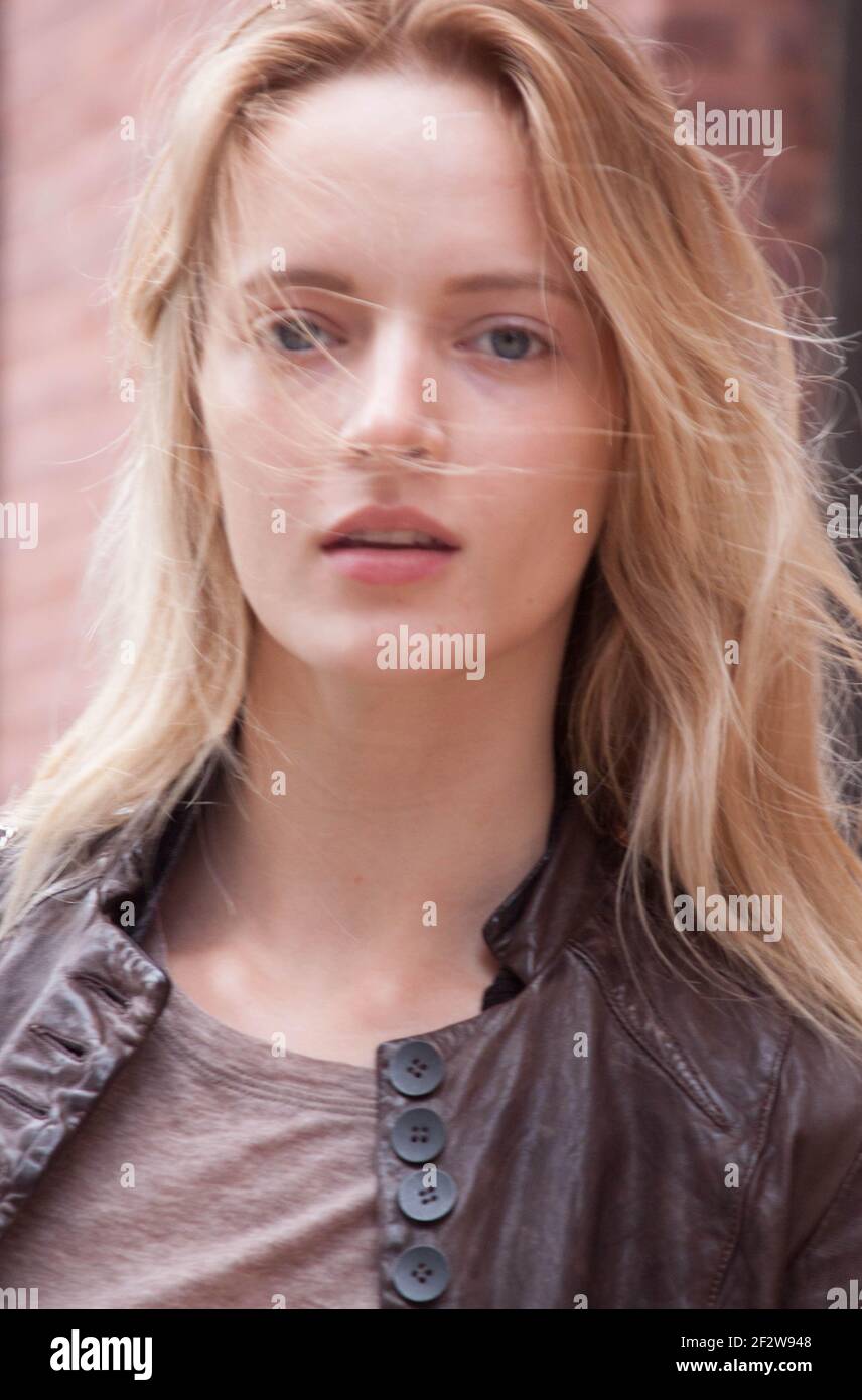 Beauty portrait of fashion model. Beauty portrait No Makeup. Clean Skin ...