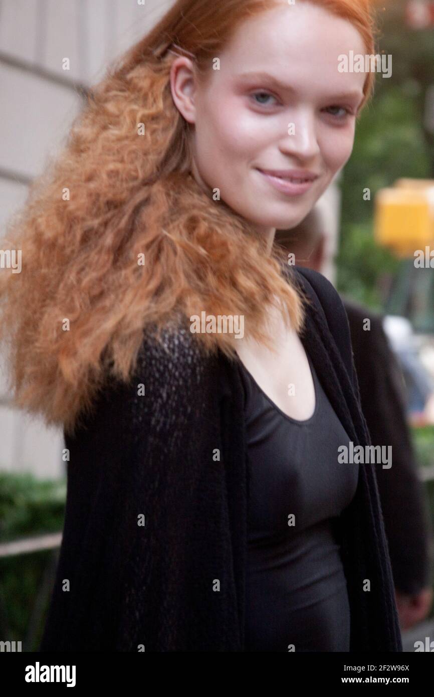 Beauty portrait of fashion model. Beauty portrait No Makeup. Clean Skin ...