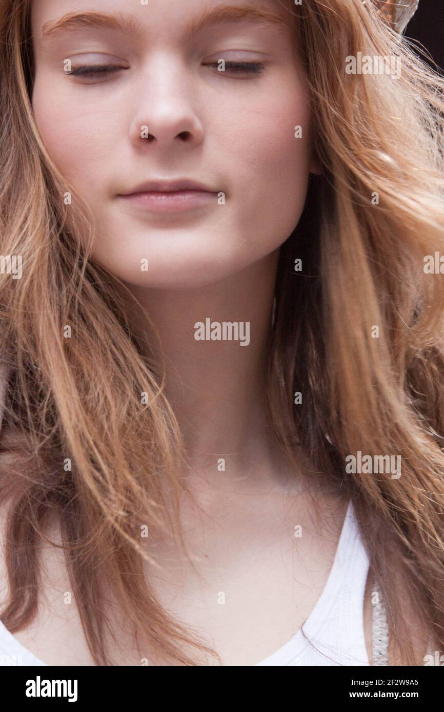 Beauty portrait of fashion model. Beauty portrait No Makeup. Clean Skin ...