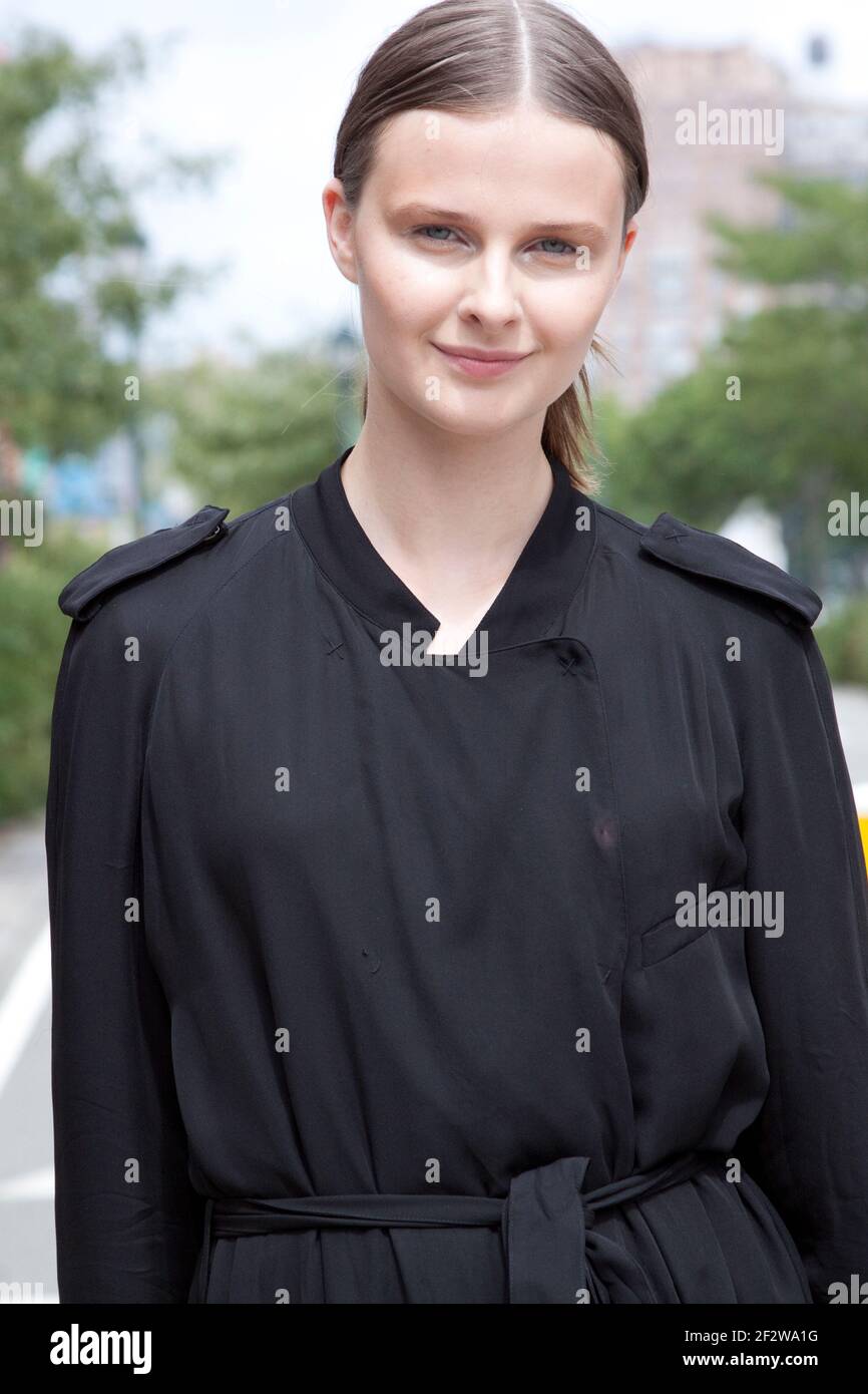 Beauty portrait of fashion model. Beauty portrait No Makeup. Clean Skin ...
