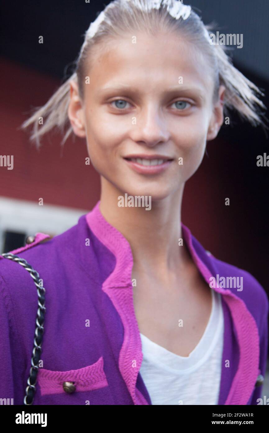 Beauty portrait of fashion model. Beauty portrait No Makeup. Clean Skin ...