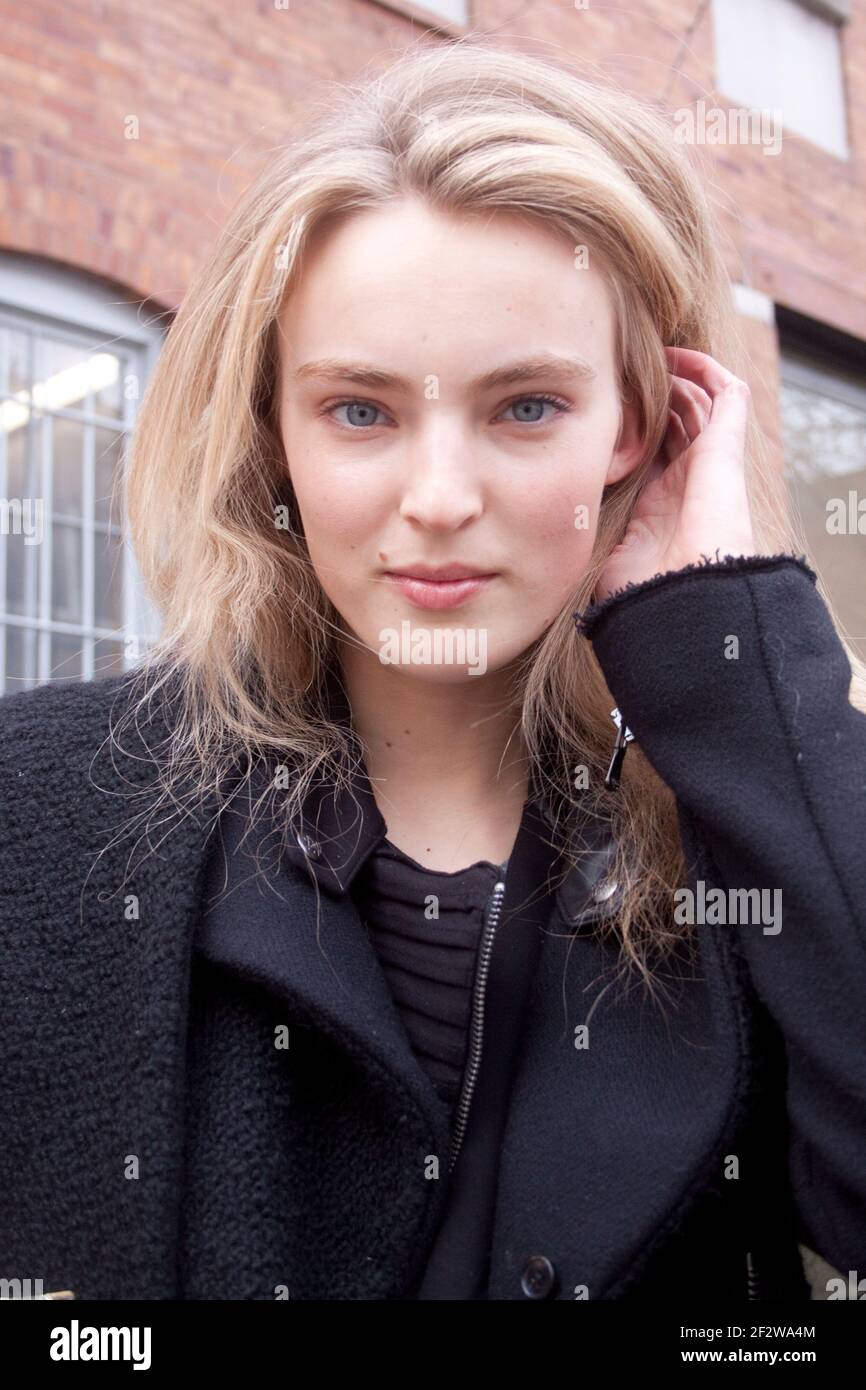 Beauty portrait of fashion model. Beauty portrait No Makeup. Clean Skin ...