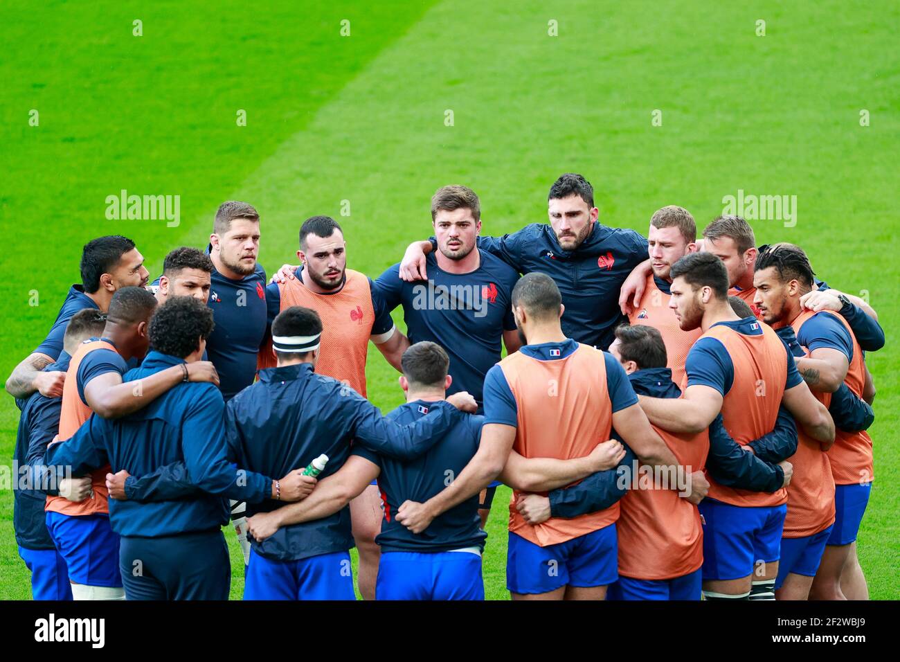 England rugby team huddle hi-res stock photography and images - Alamy